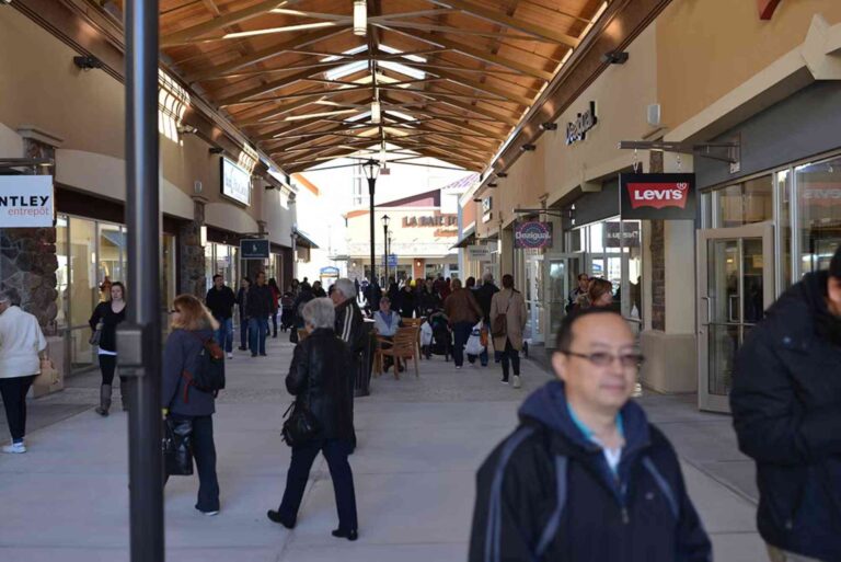 Premium Outlets Montréal Day Plan